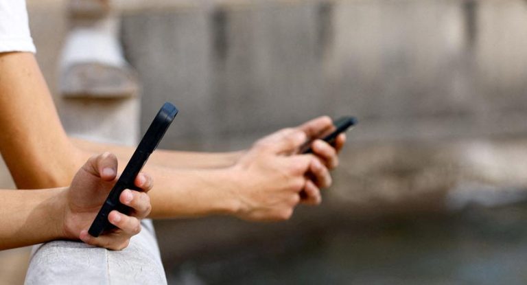 One-fifth of Australian teens still use TikTok, SnapChat ...
